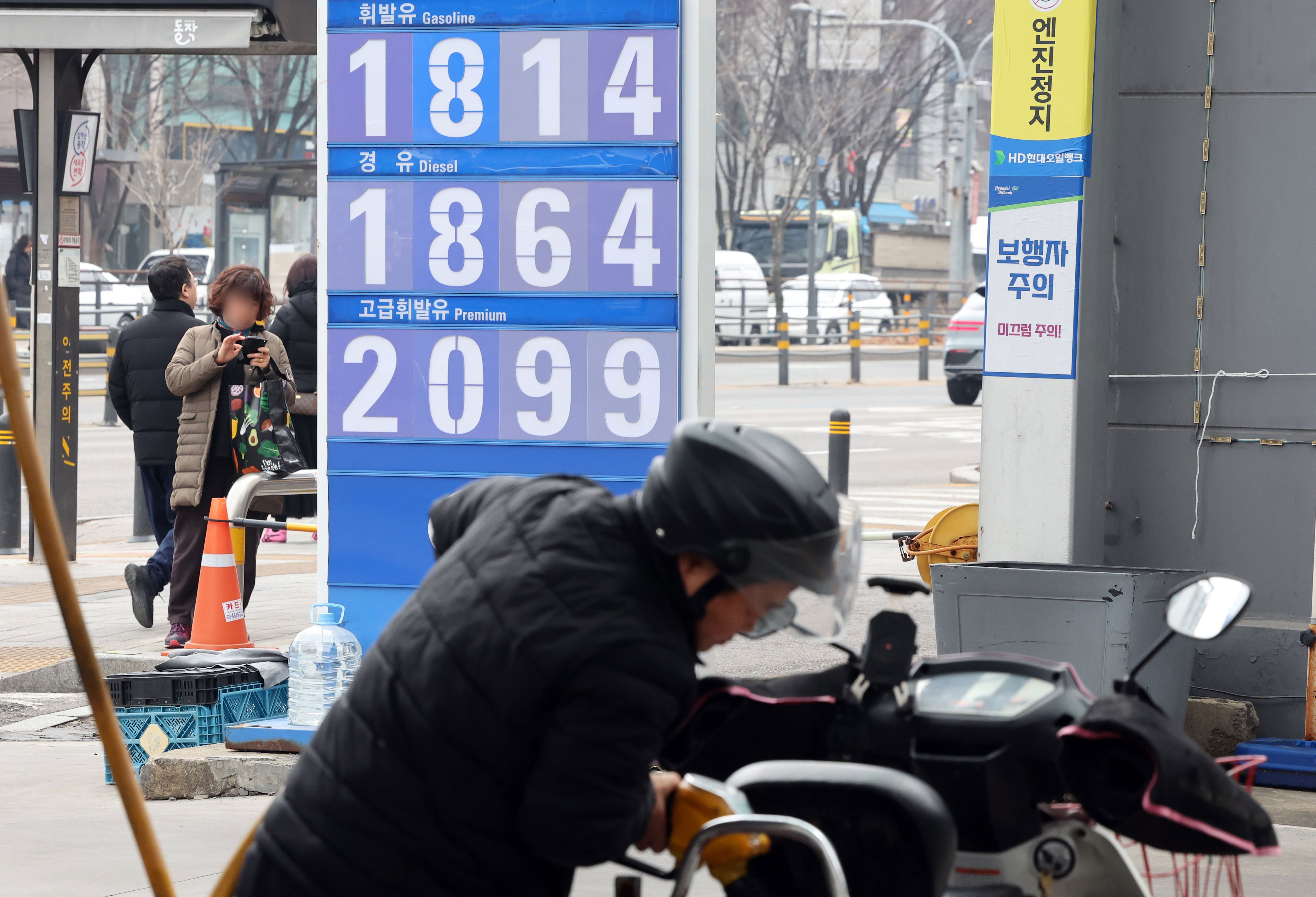 Gasoline, diesel prices surge toward 1,880 won, 1,900 won per liter