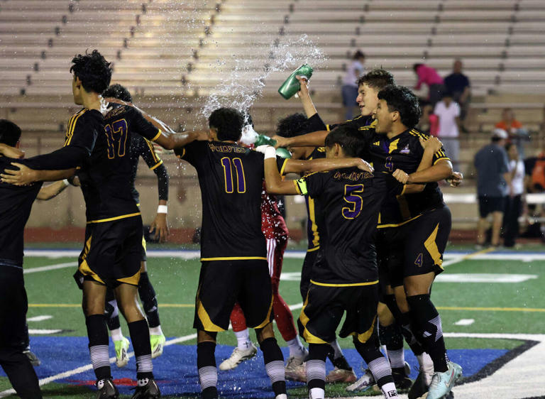 Photos: Wolves blank the Longhorns for major district win