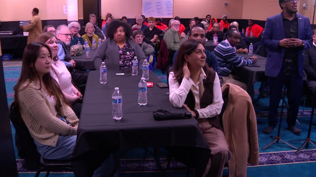 Minneapolis mosque recognizes ICE observers for helping its community