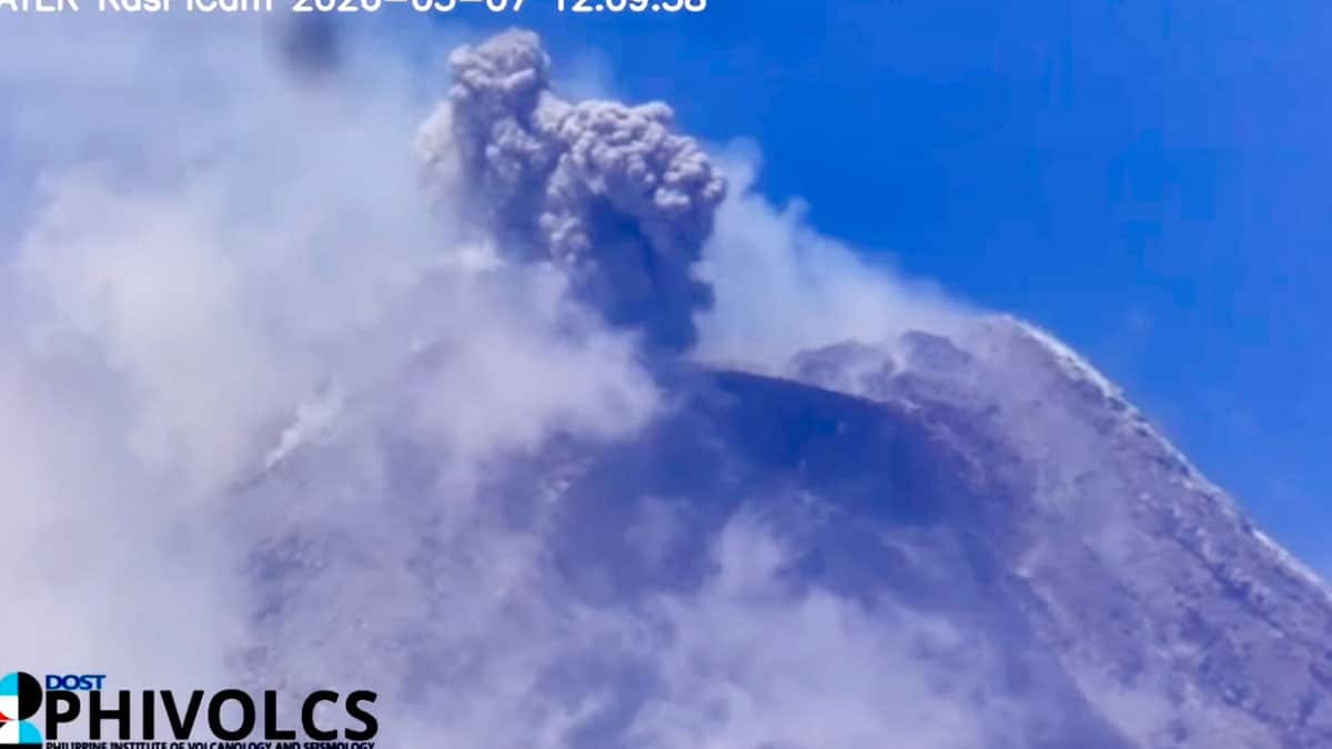 Mayon Volcano logs 2 minor eruptions, alert level 3 stays