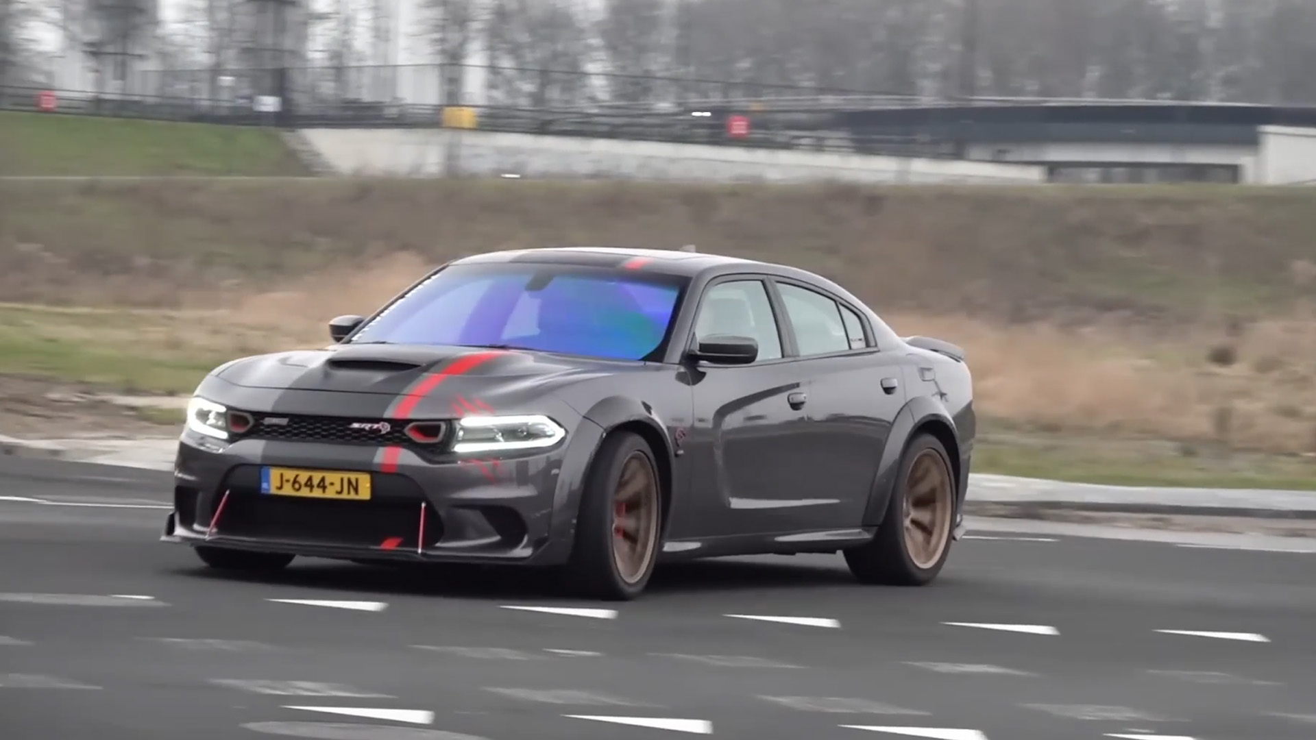 Dodge Charger Hellcat raast met topsnelheid over de open weg