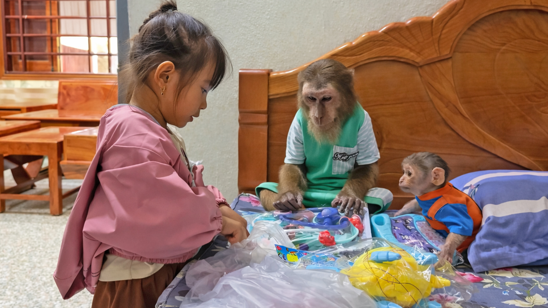Yen Nhi brings gifts and the house turns playful