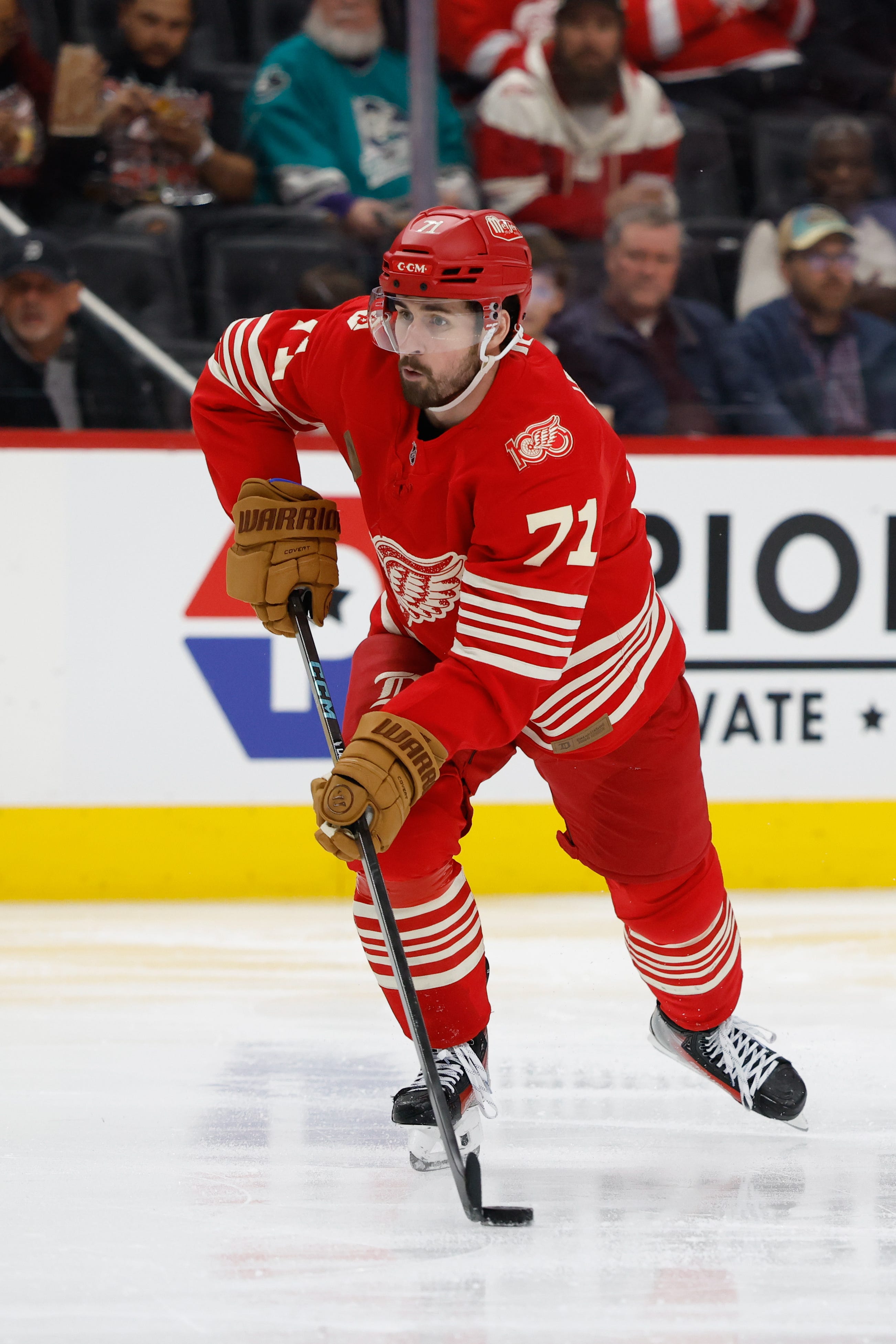 Wings' Larkin injured in 3-1 loss to Cup champion Panthers