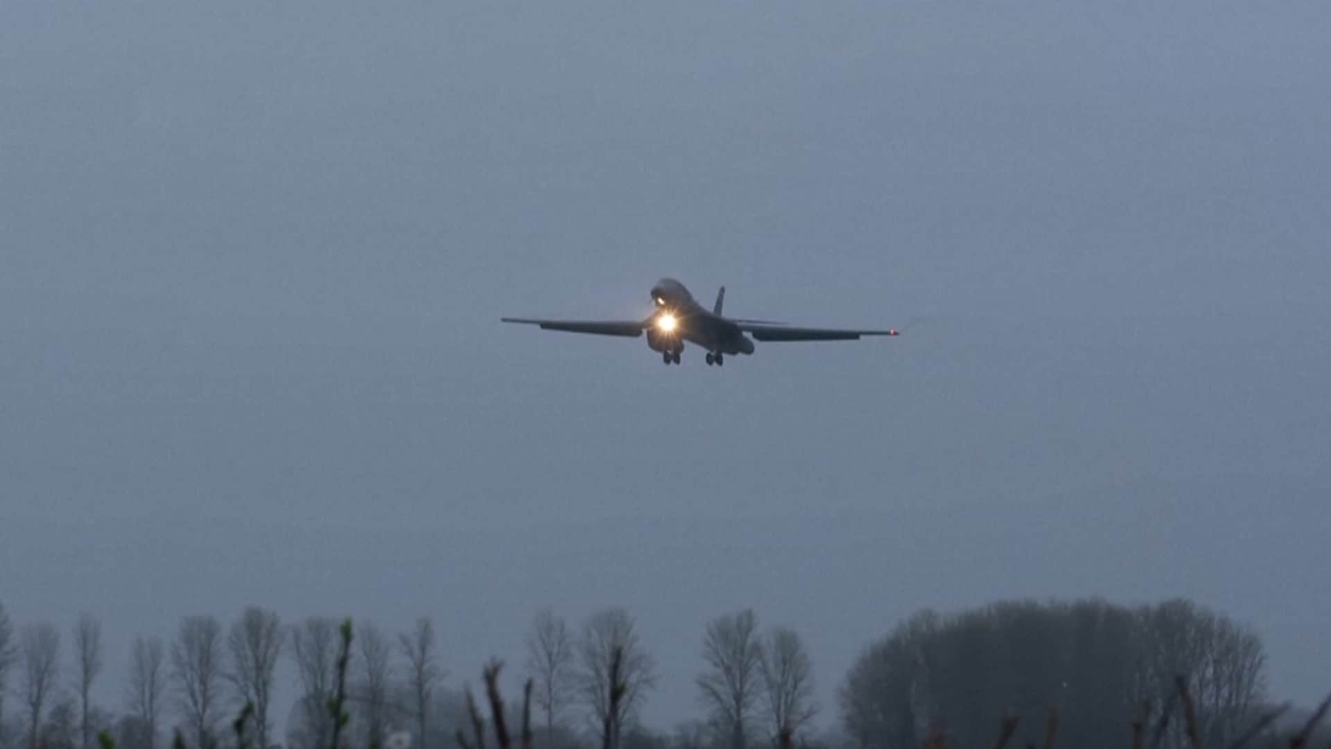 B-1B Lancer arrives in UK after Keir Starmer allows US military use of ...