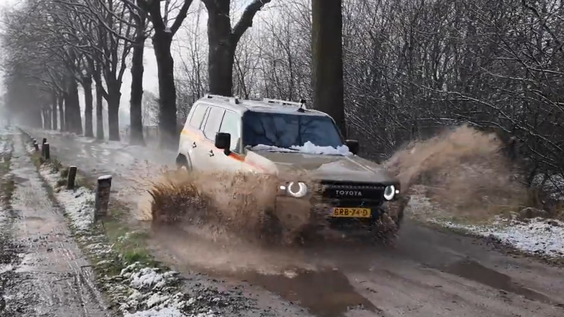 Toyota Land Cruiser extreme off road test through mud and trails