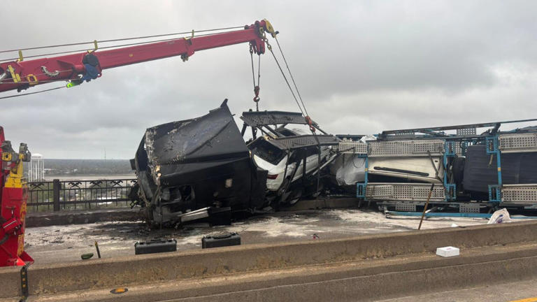 I-10 bridge in Lake Charles area damaged during major overnight crash