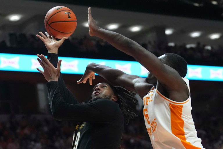 Tennessee basketball, without injured Nate Ament, loses to Vanderbilt