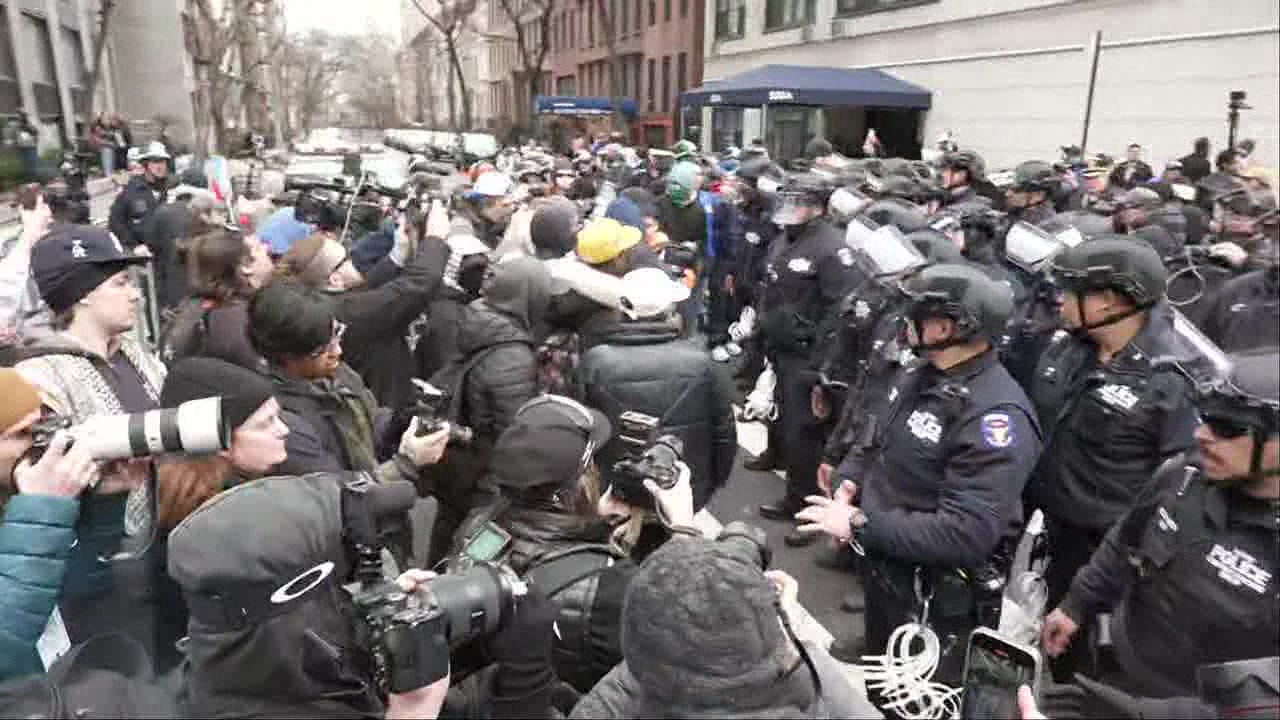 Gracie Mansion protests: Bomb squad investigating 2 'ignited devices ...