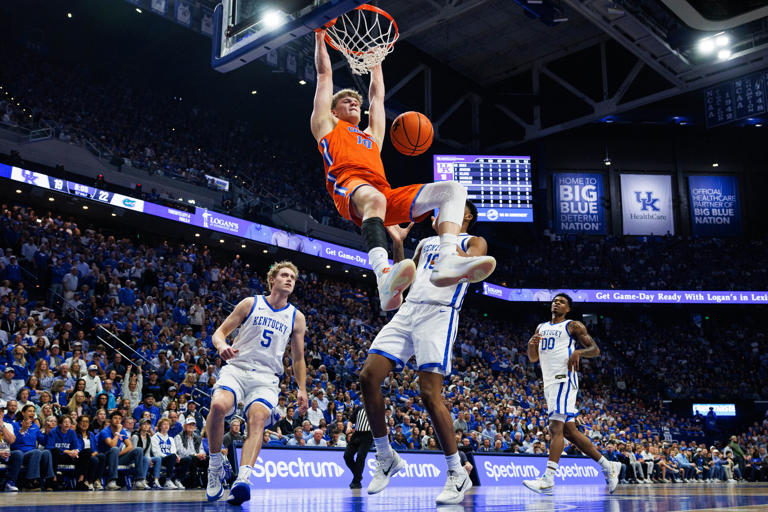 Florida basketball moves into top 4 of USA TODAY Sports Coaches Poll
