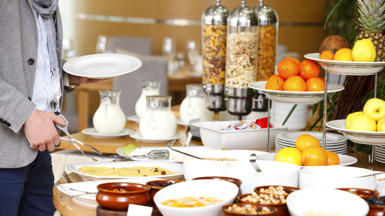 10 red flags to watch out for when eating at a breakfast buffet