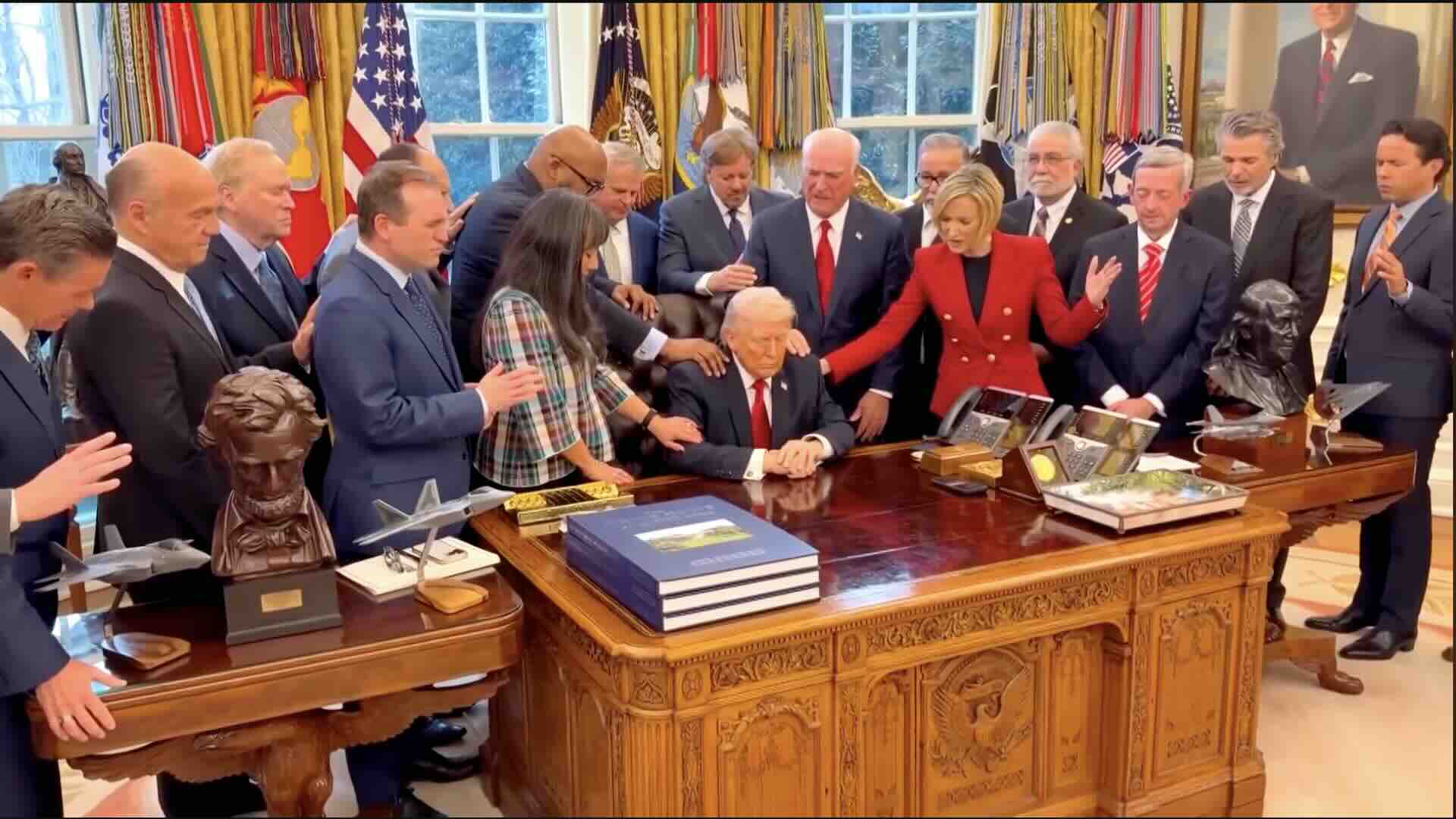 Trump prega con i pastori evangelici, scatenando grandi polemiche (video)