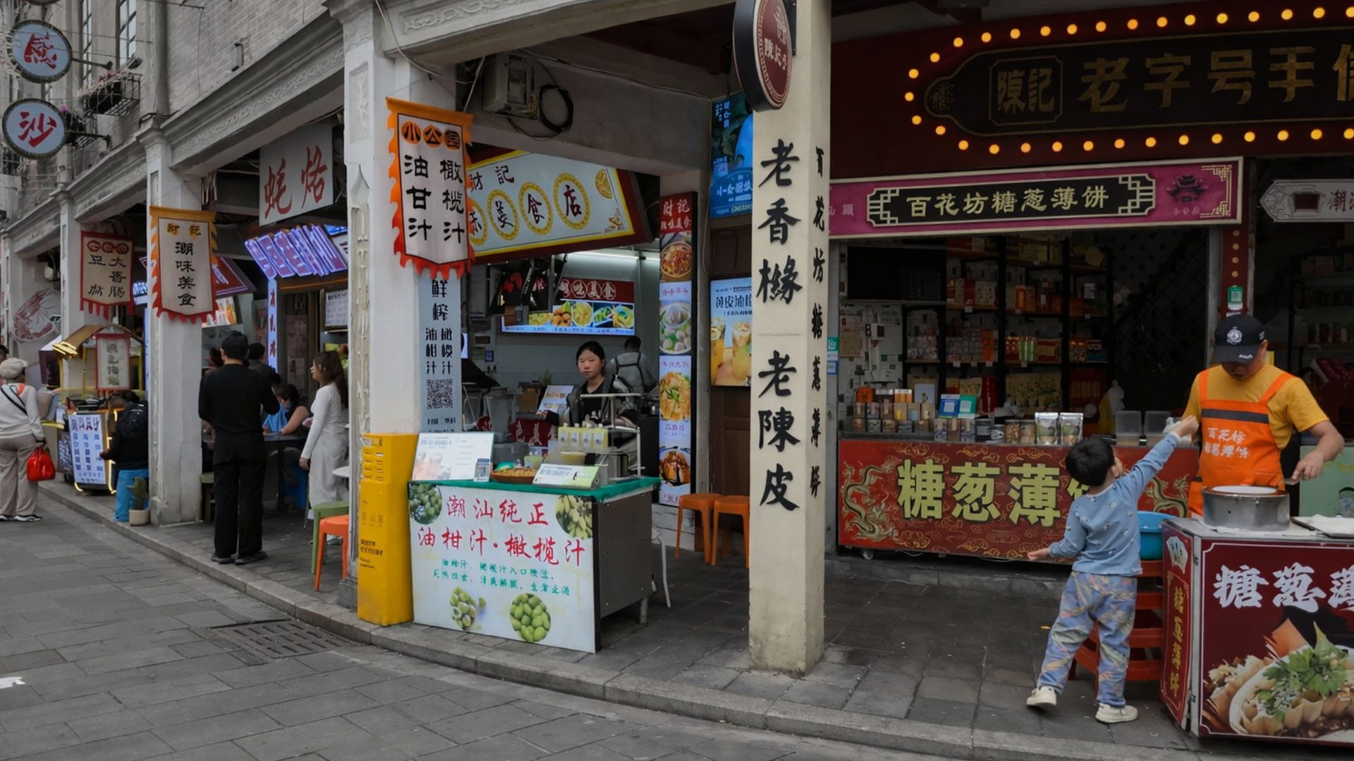 Traditional food stalls attract visitors in China
