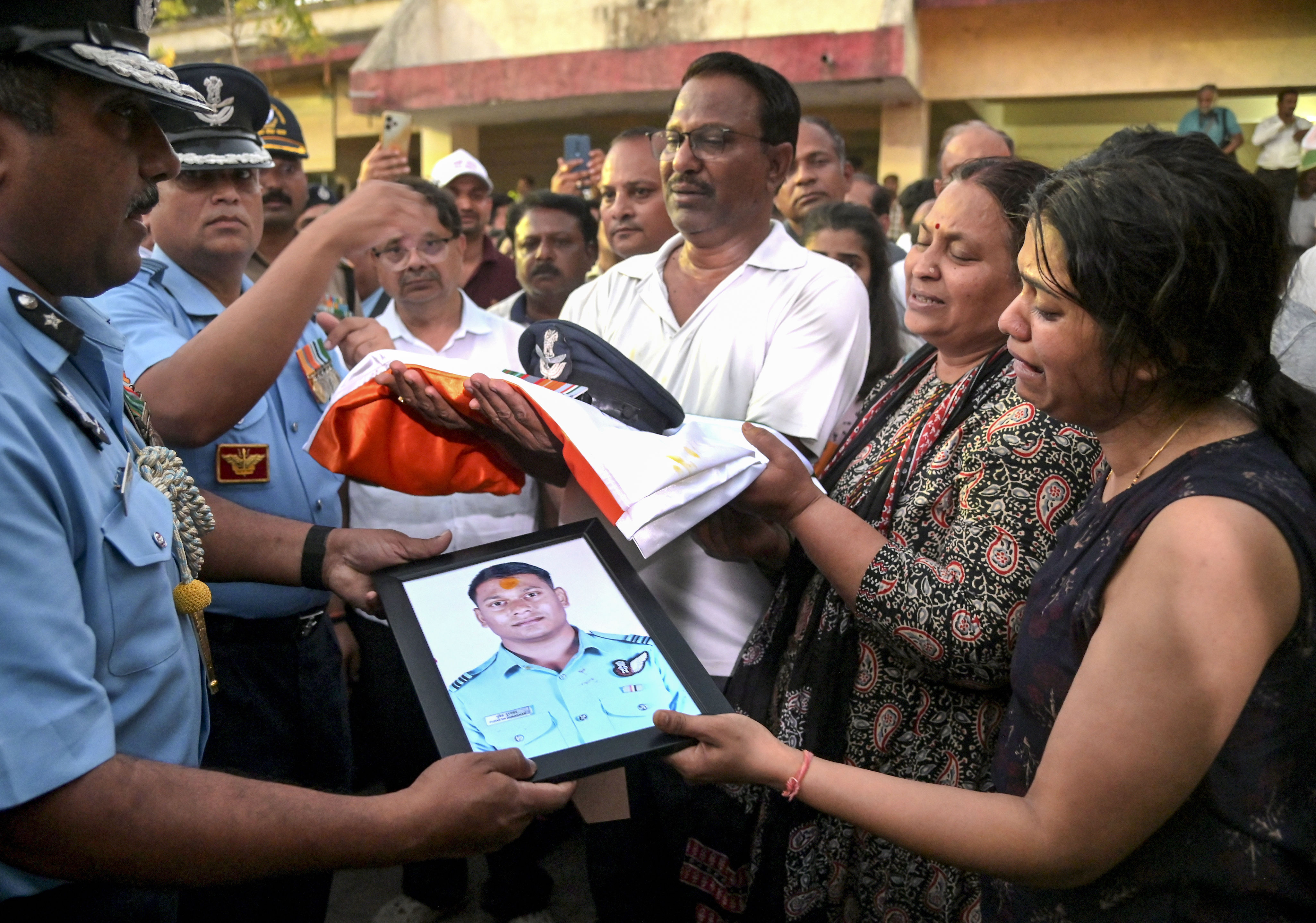 Sukhoi crash: Gadkari visits IAF pilot Duragkar’s home, pays tributes