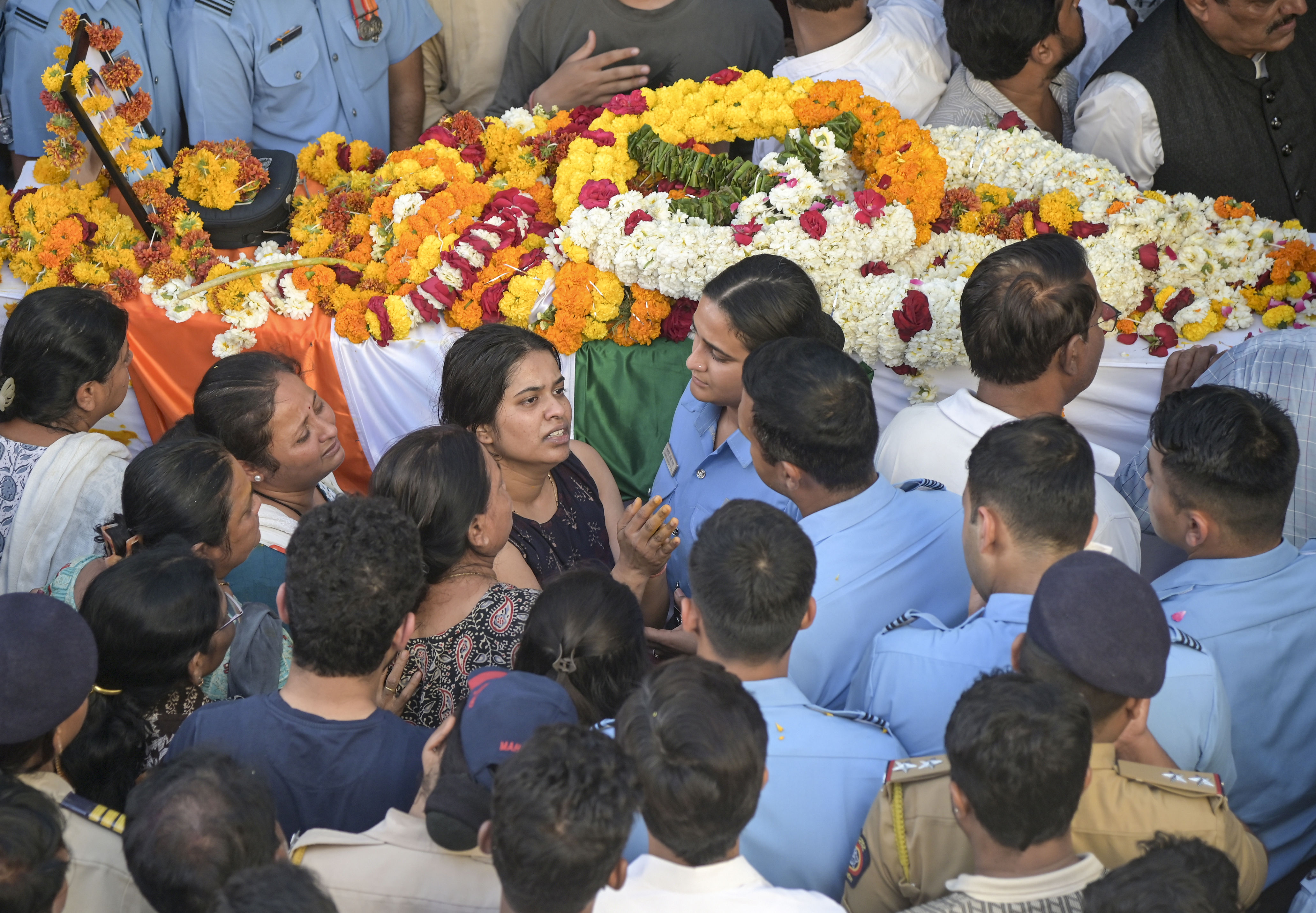 Sukhoi crash: Gadkari visits IAF pilot Duragkar’s home, pays tributes