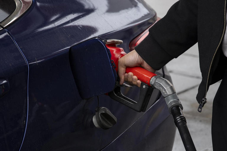 Combustíveis: abastecer em bombas low cost pode poupar até 22 euros por ...