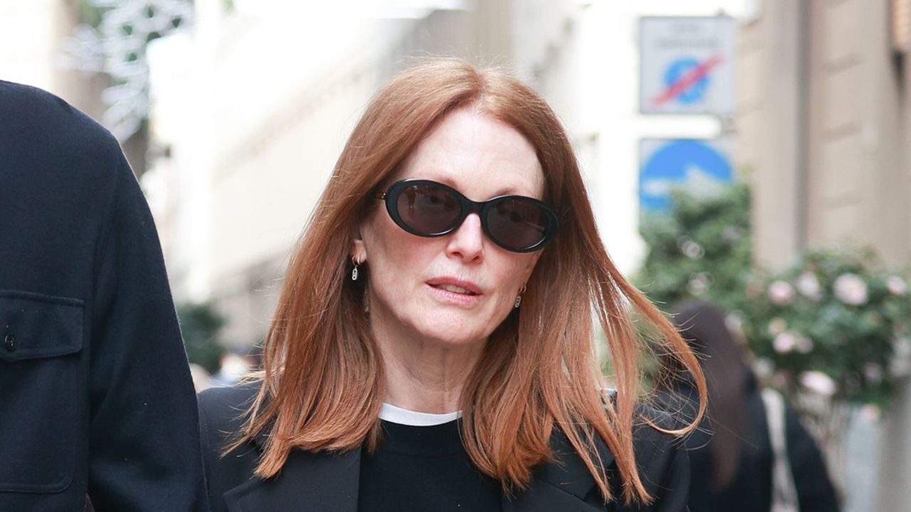 Julianne Moore just demonstrated why smart separates and white trainers ...