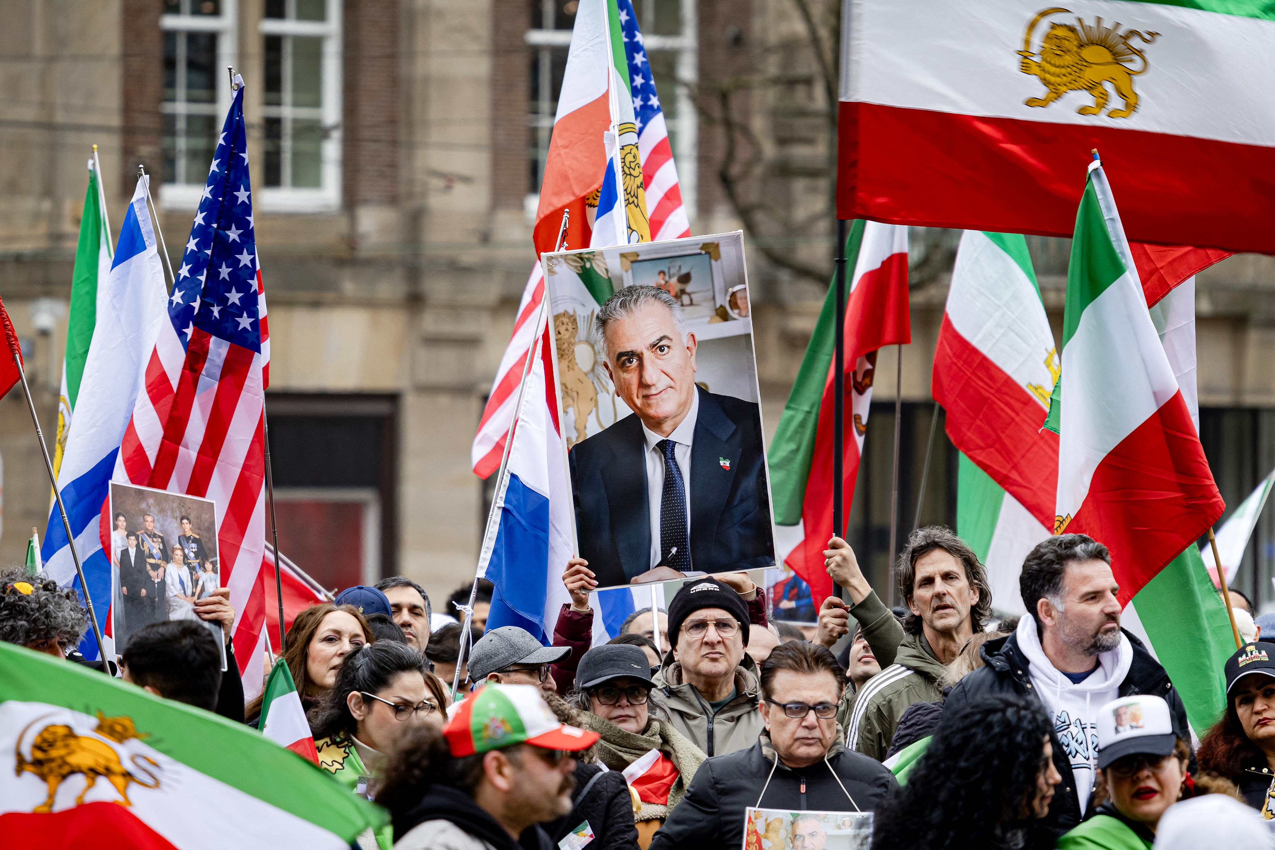 Who benefits from the 'break Iran apart' narrative?