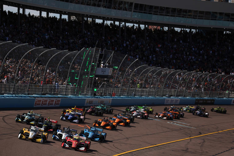 Alex Palou's 100th IndyCar start ends in early crash at Phoenix