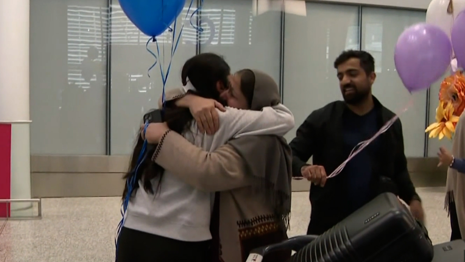 More Canadians return home from Middle East, but over 100,000 still ...