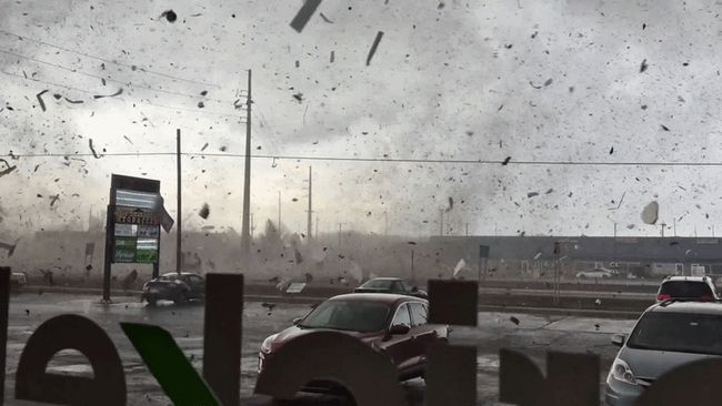 Tornado sends debris flying in front of Three Rivers store