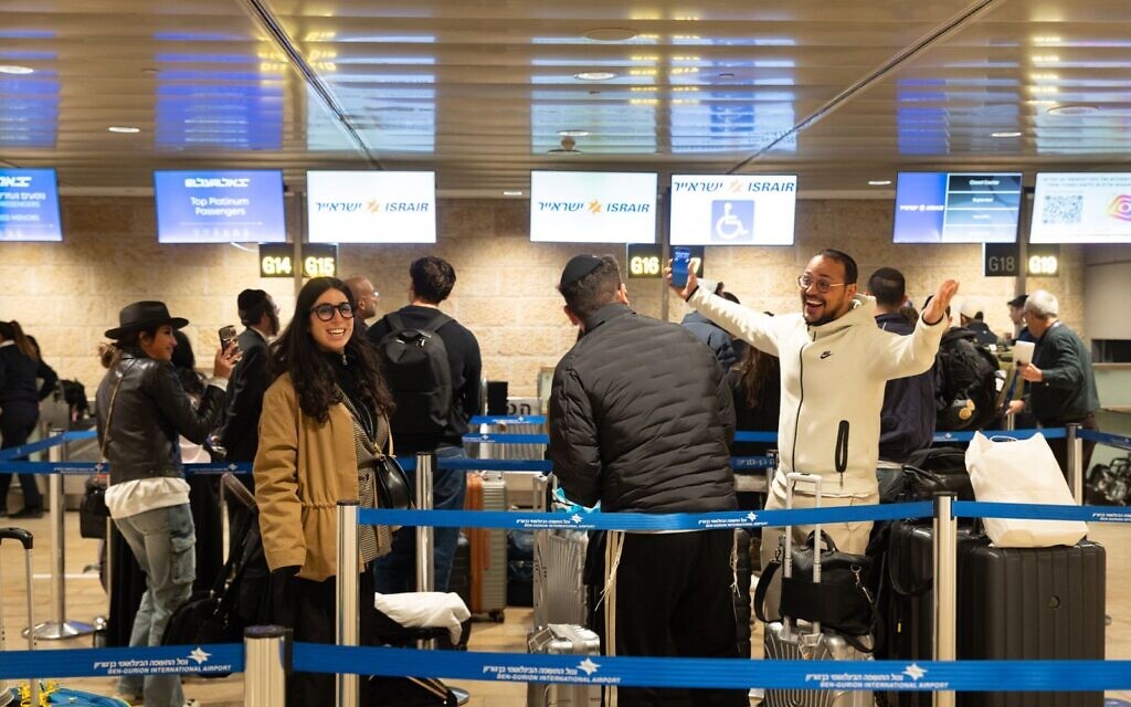 Passengers begin to fly out of Israel for first time since start of ...