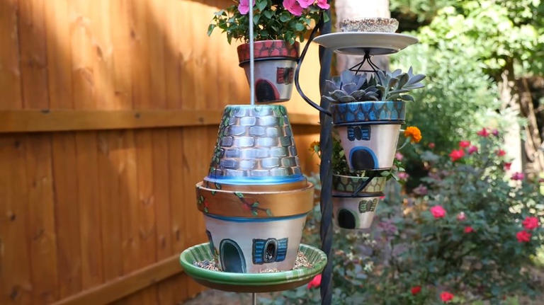 Old plant pots: 8 ideas to create clever DIY bird feeders for your garden!