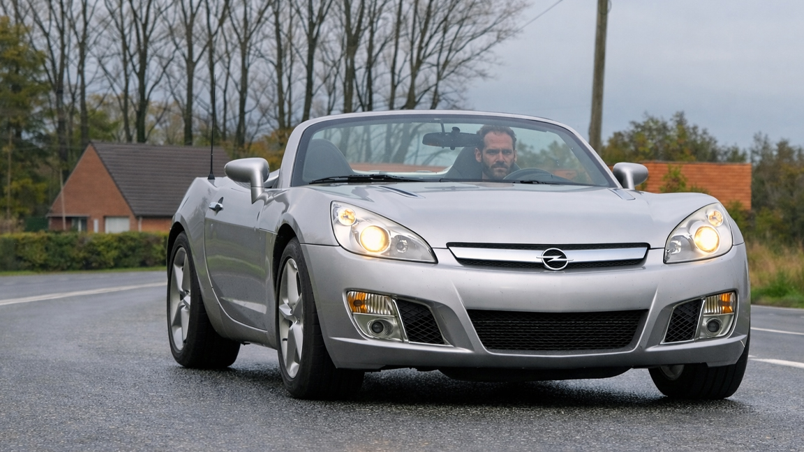 Opel GT mit Höchstgeschwindigkeit auf der Autobahn fahren