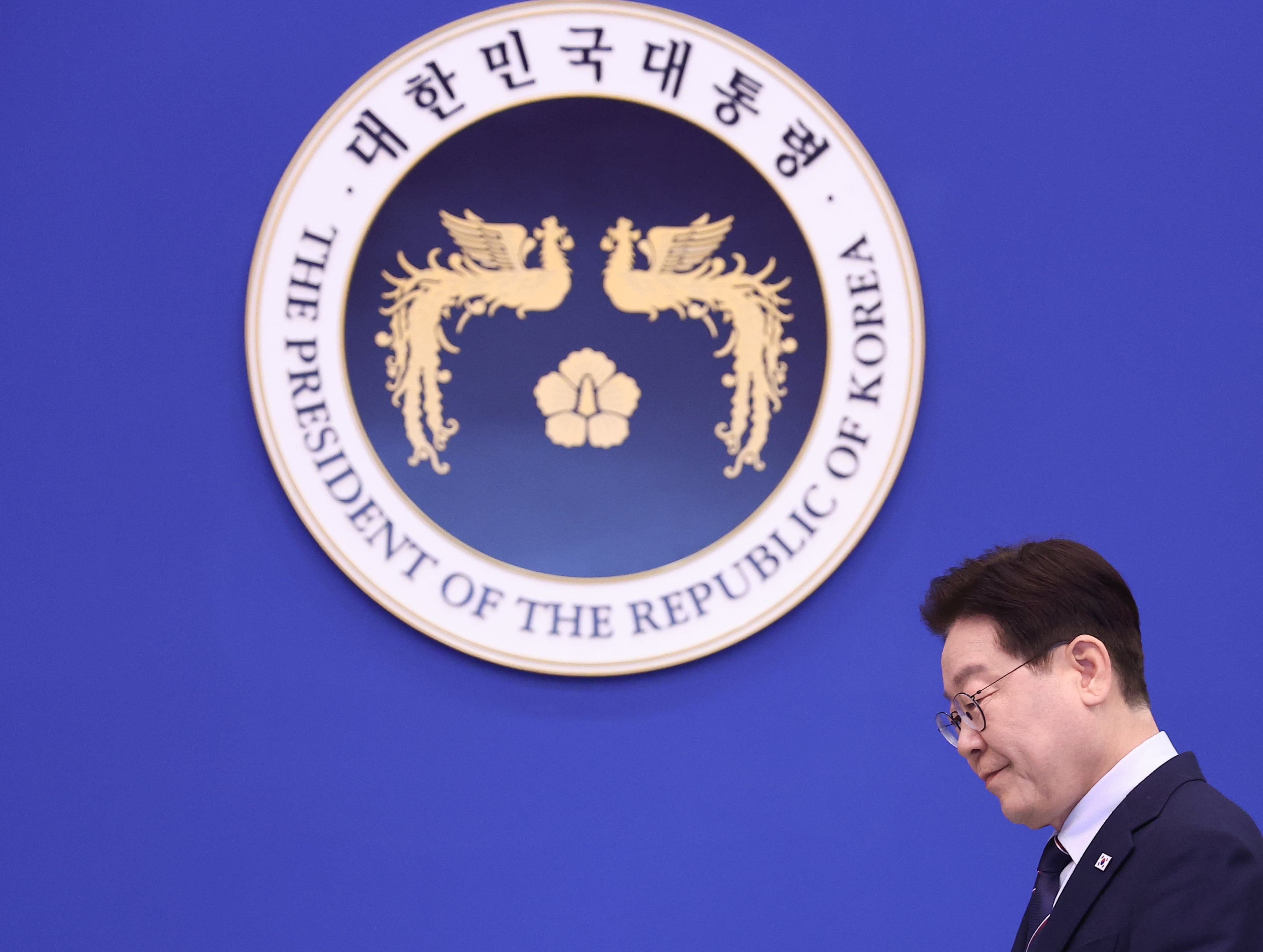 President Lee holds win-win dialogue with Samsung, SK, Hyundai executives