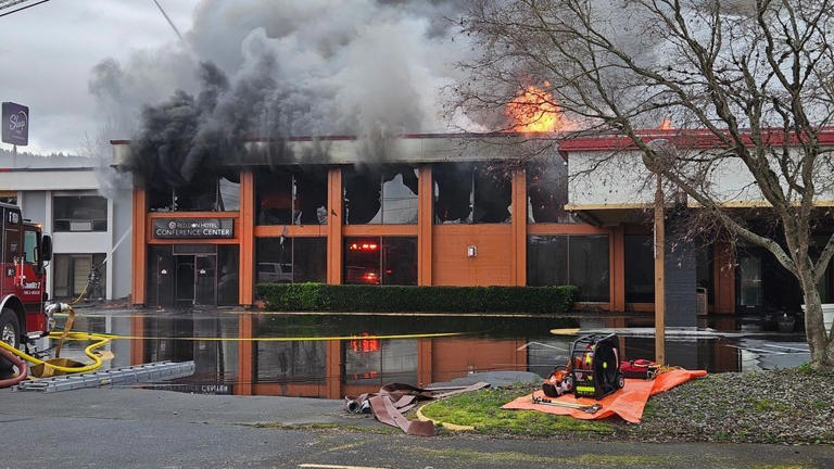 After Kelso hotel fire, owners plan to split Red Lion building into two ...