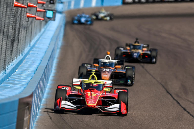 Alex Palou's 100th IndyCar start ends in early crash at Phoenix