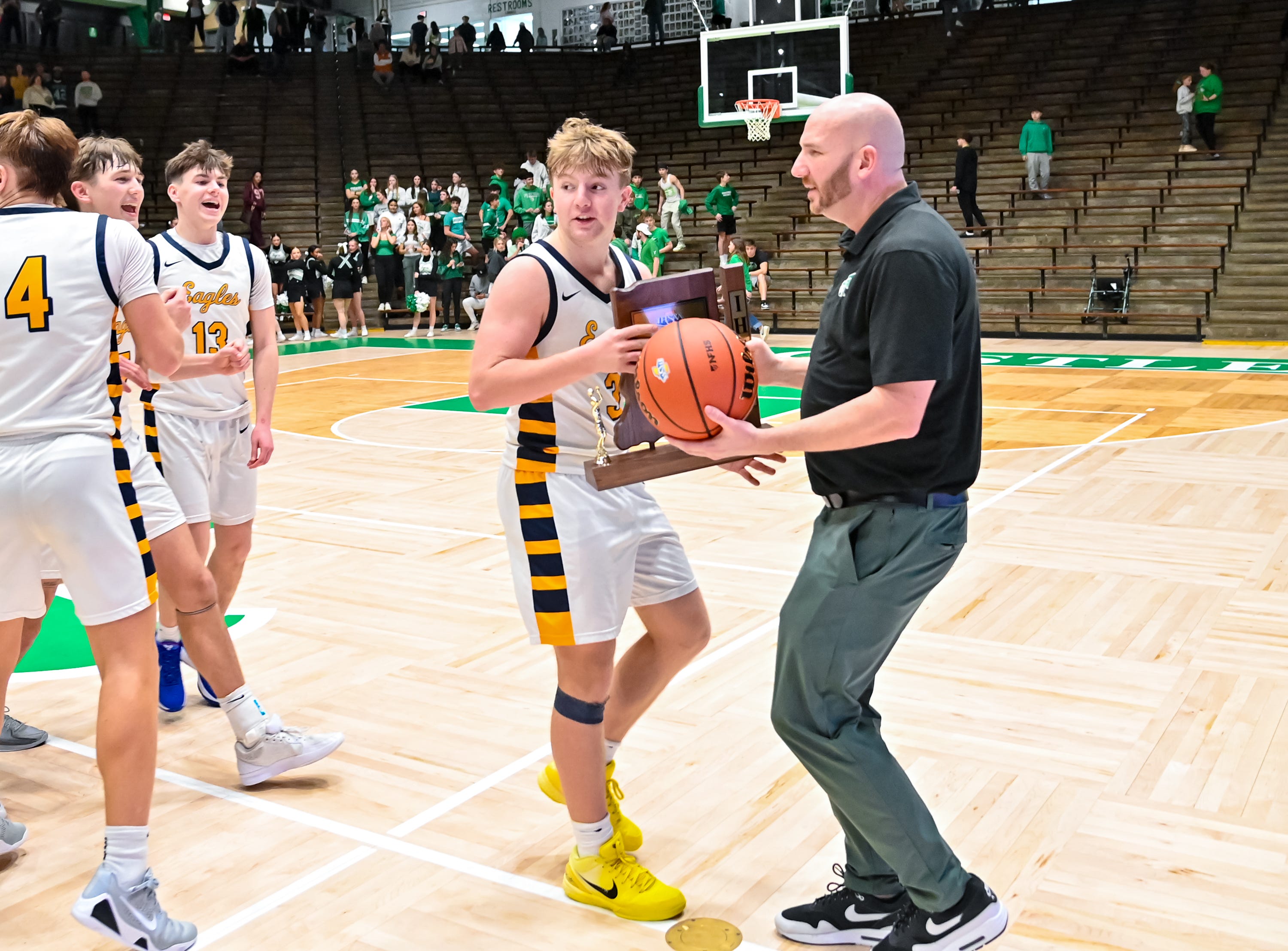 Lucas Bragg leads Delta boys basketball to fourth straight sectional title