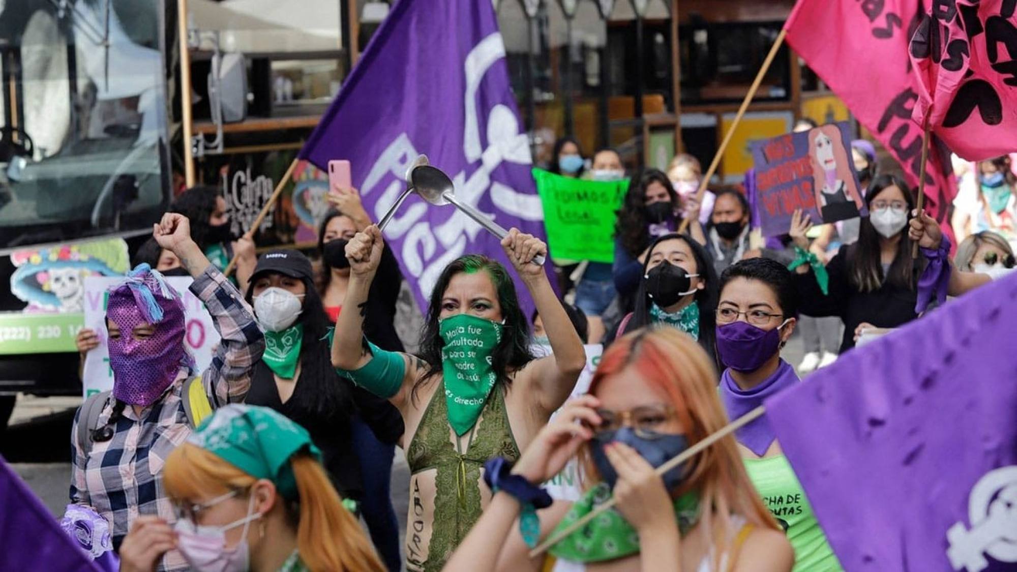 8M: ¿Qué simboliza el verde y el morado para el feminismo?