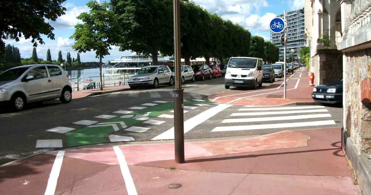 Une voiture à contresens sur la piste cyclable de Chambéry sème la panique