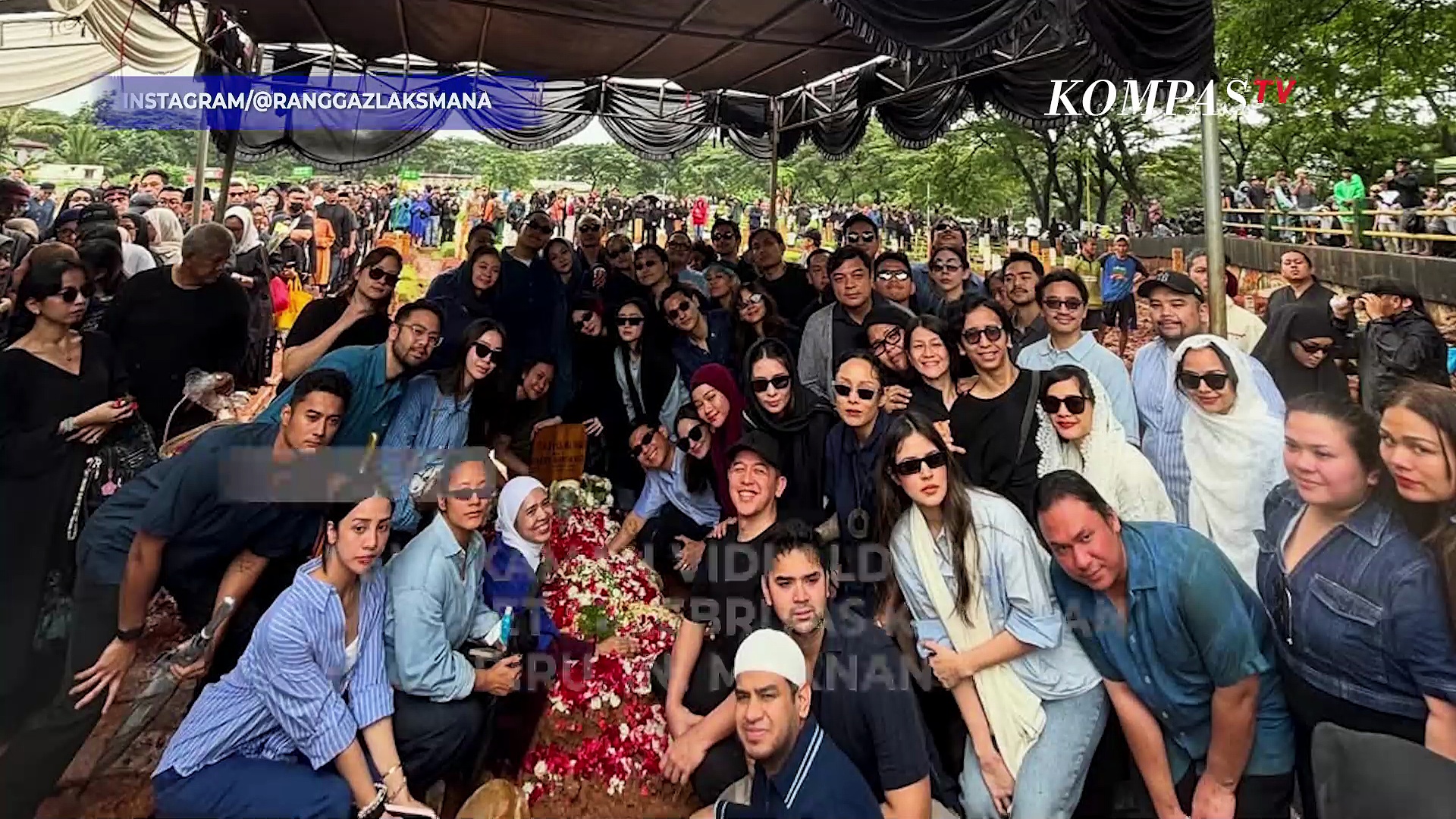 Pemakaman Vidi Aldiano, sederet selebritas kenakan baju biru, ini maknanya