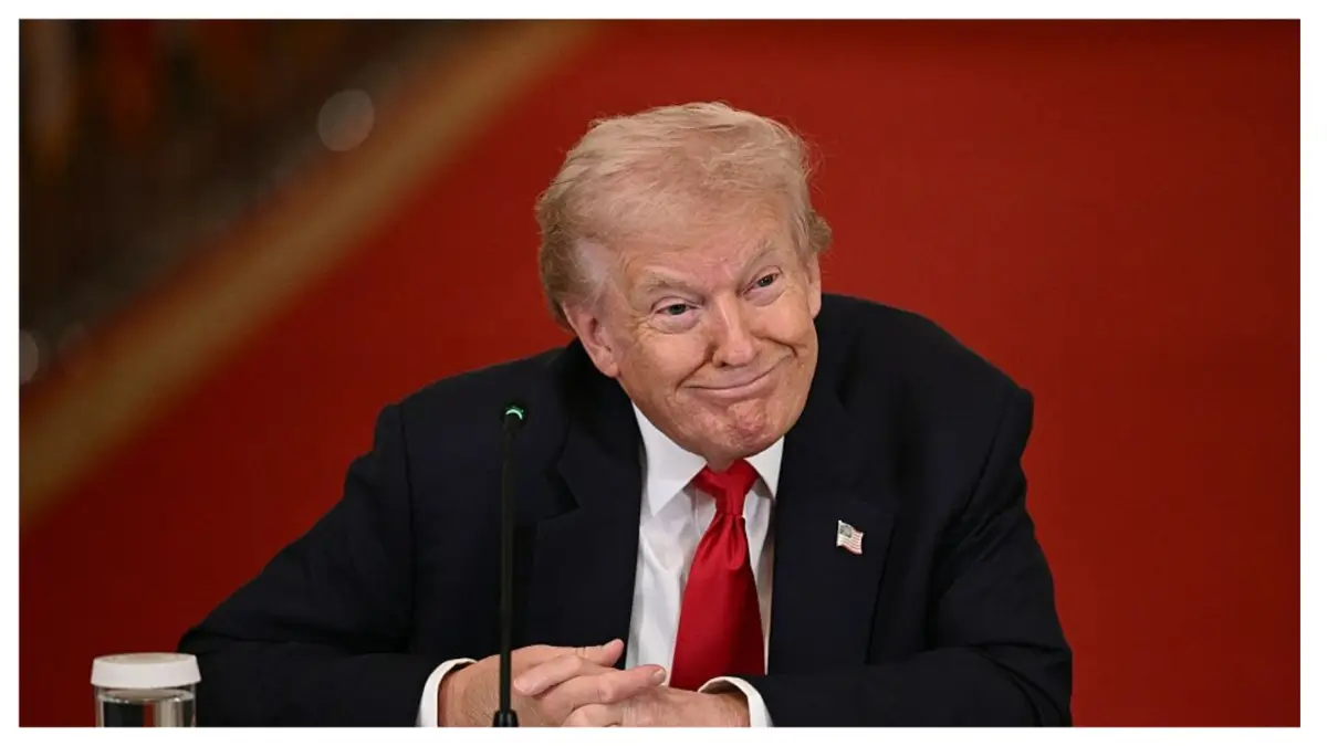 'What?': Trump keeps looking at his cue cards, still goes off script ...