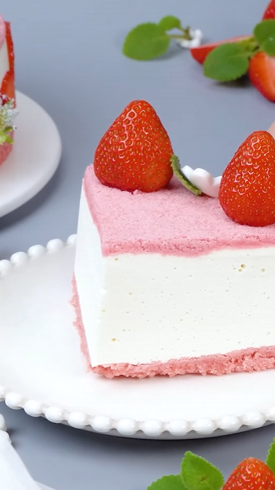 Delightful strawberry mousse cakes to make at home