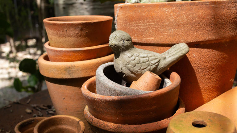Old plant pots: 8 ideas to create clever DIY bird feeders for your garden!