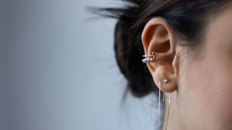 Waarschuwing: dit is de reden dat je na het zetten van een piercing er ...