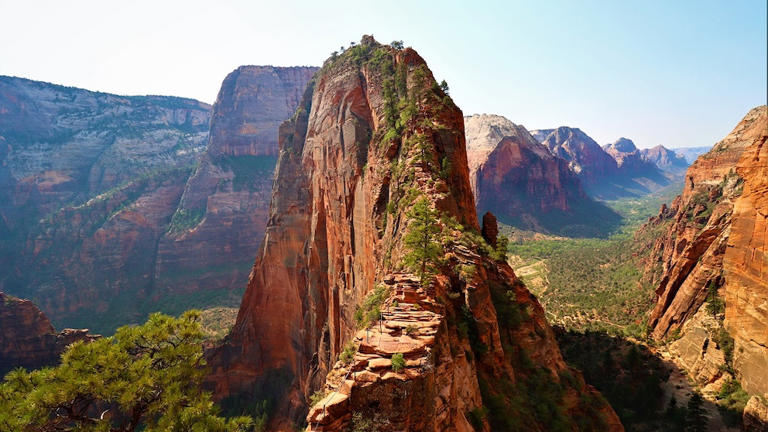 What makes Angels Landing in the US both unique and dangerous