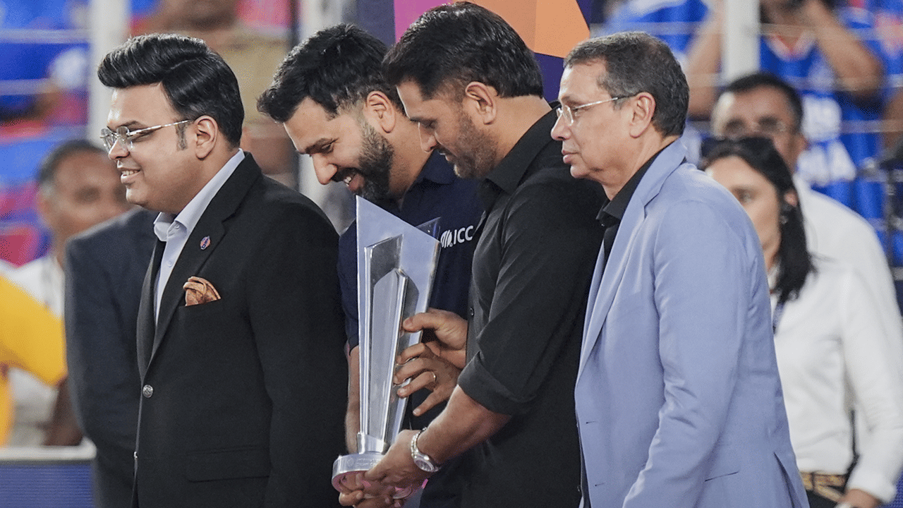 Iconic! MS Dhoni, Rohit Sharma bring out the trophy together in T20 ...
