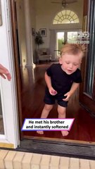 Toddler meets new baby brother for the first time (heartwarming ...