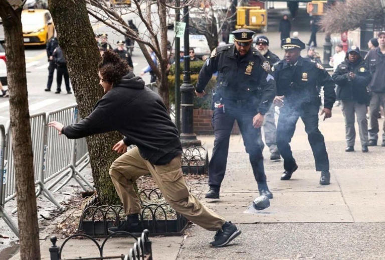 Violent clashes erupt outside Gracie Mansion during anti-Islam protest ...