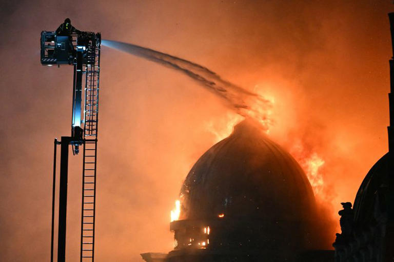 Building collapses at Glasgow train station after explosion at vape shop