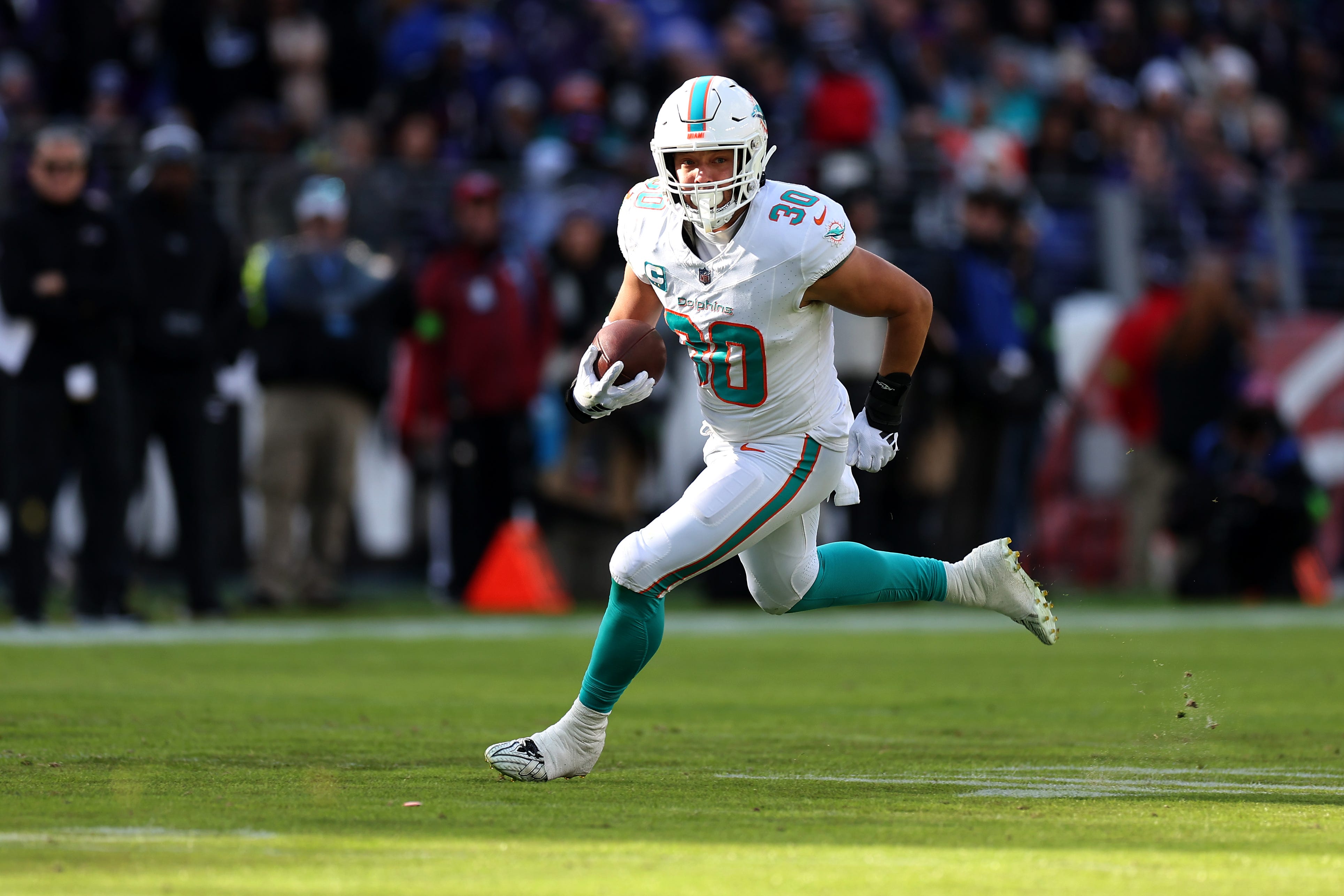 Former Dolphins captain signs with new team, reunites with old coach