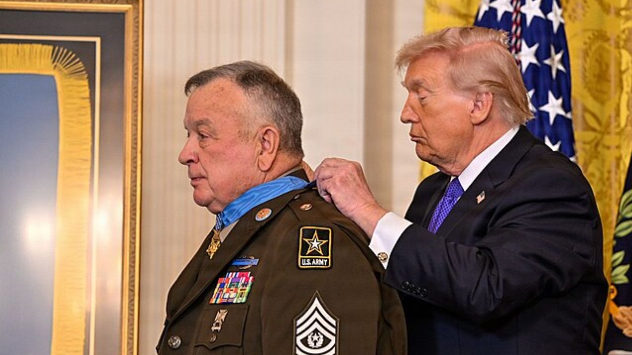 Amerikansk veteran modtager Medal of Honor fra Trump på pinlig vis