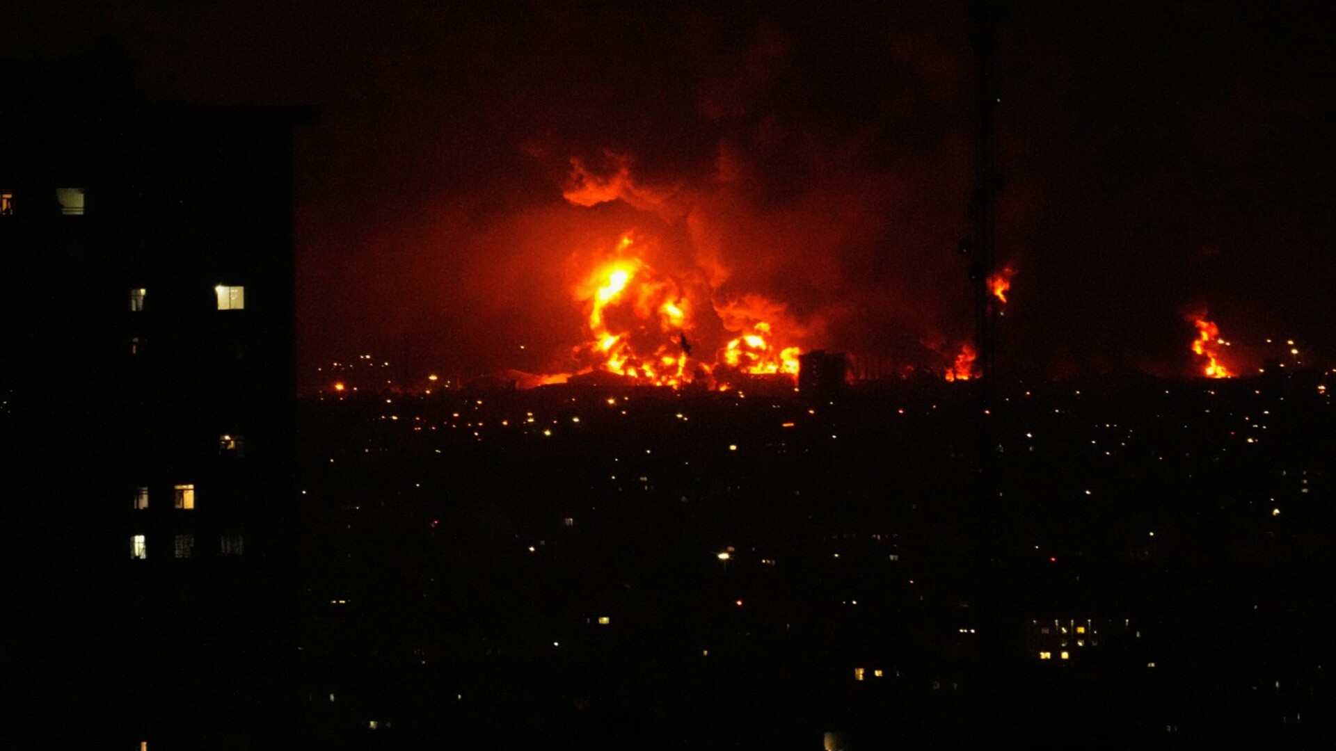 Apocalyptic scenes in Iran after Israel strikes oil depots across the ...