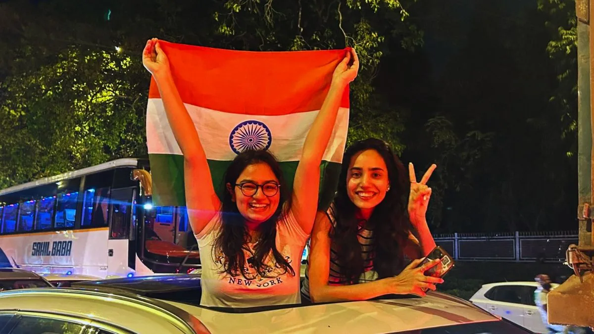 Photo story | Tricolours, cheers, and patriotic songs: India Gate turns ...
