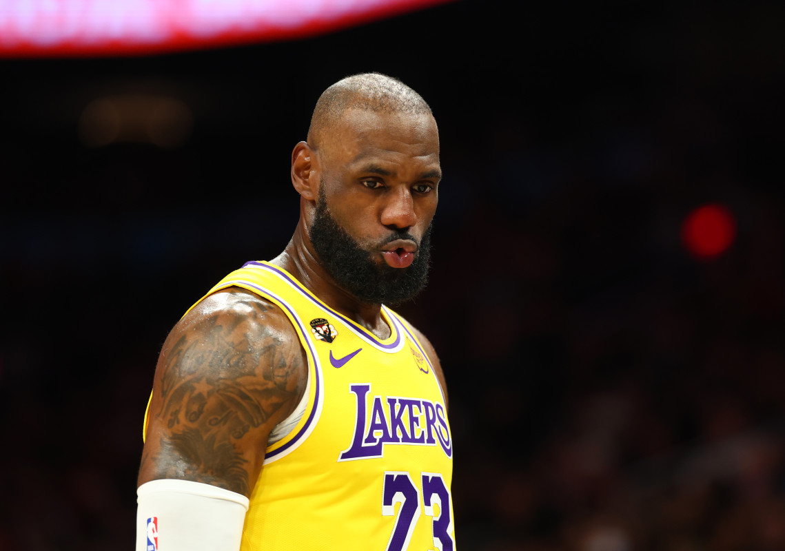 LeBron James draws attention for what he did with female photographer