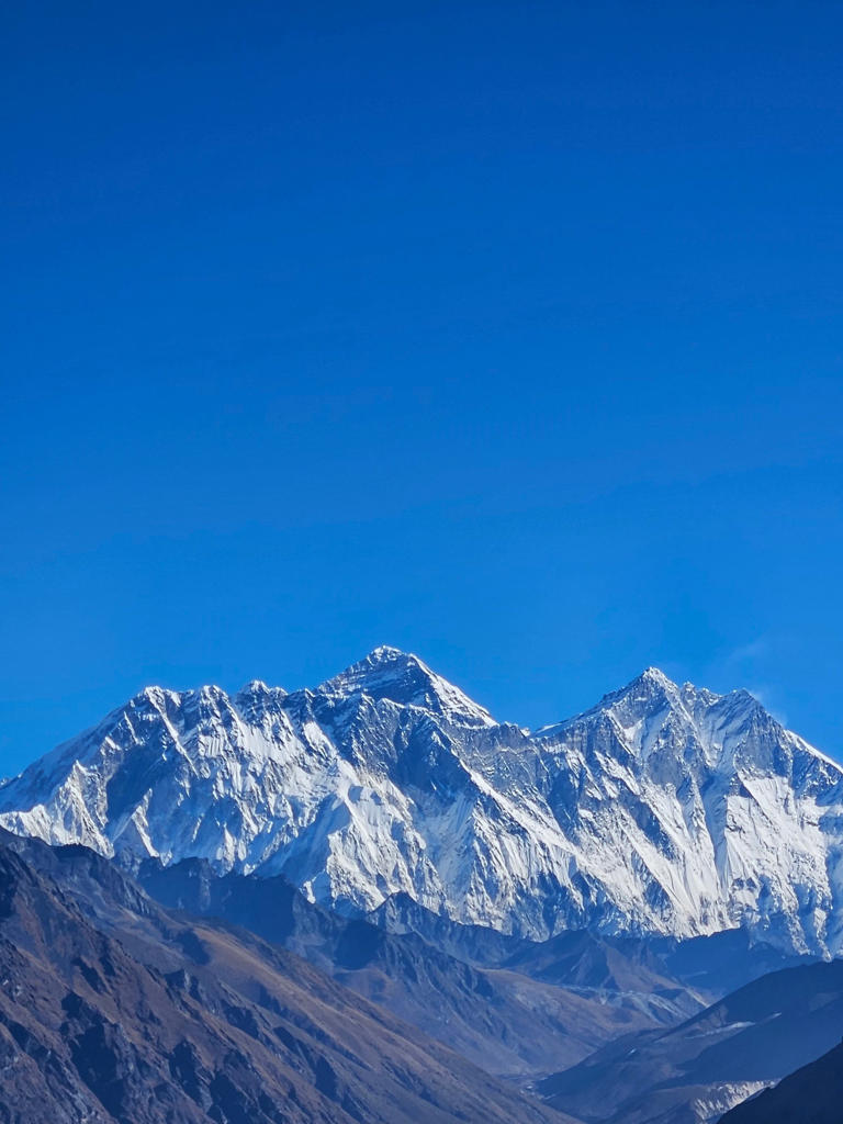 Nepal earns record 10.88 billion won from Everest permits