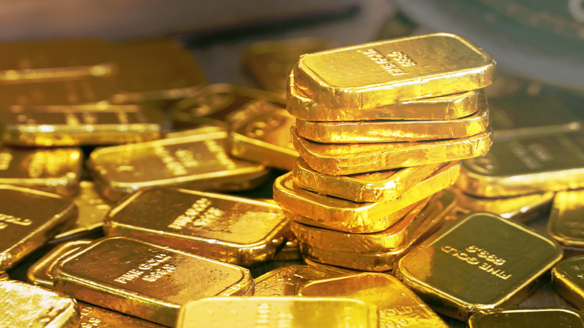 Analysts have a message for investors on the gold price drop